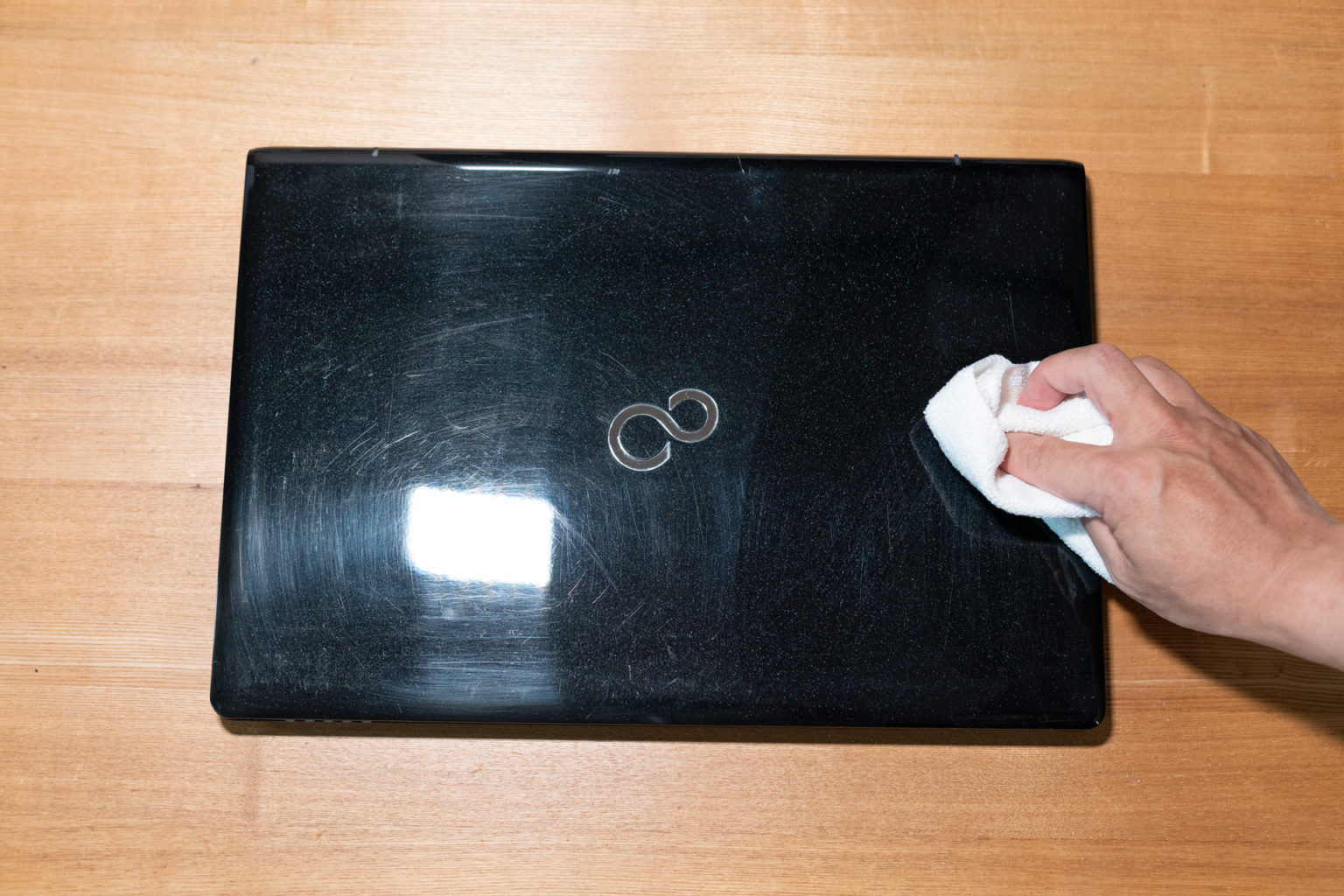 傷だらけのノートPCの天板を修復する – diagnose-fix.com